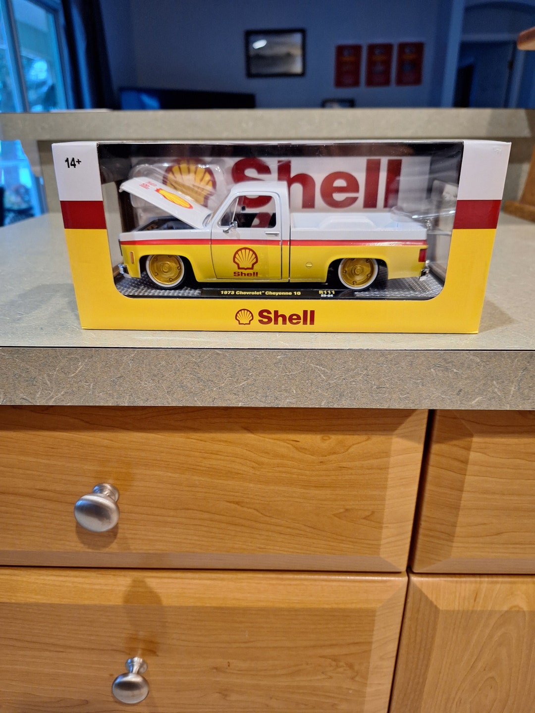 Display Pictures 1973 Chevrolet Cheyenne 10 Pickup shell Oil 1/24 Scale ...