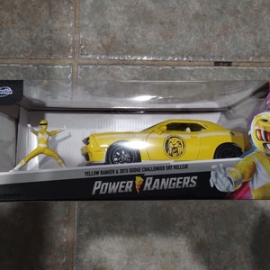 2015 Dodge Challenger SRT Hellcat & Yellow Power Ranger Figure 1/24 ...