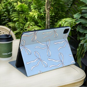 Cute Bows Blue iPad Case With Pencil Holder Cover for iPad Air 5/6/7th ...
