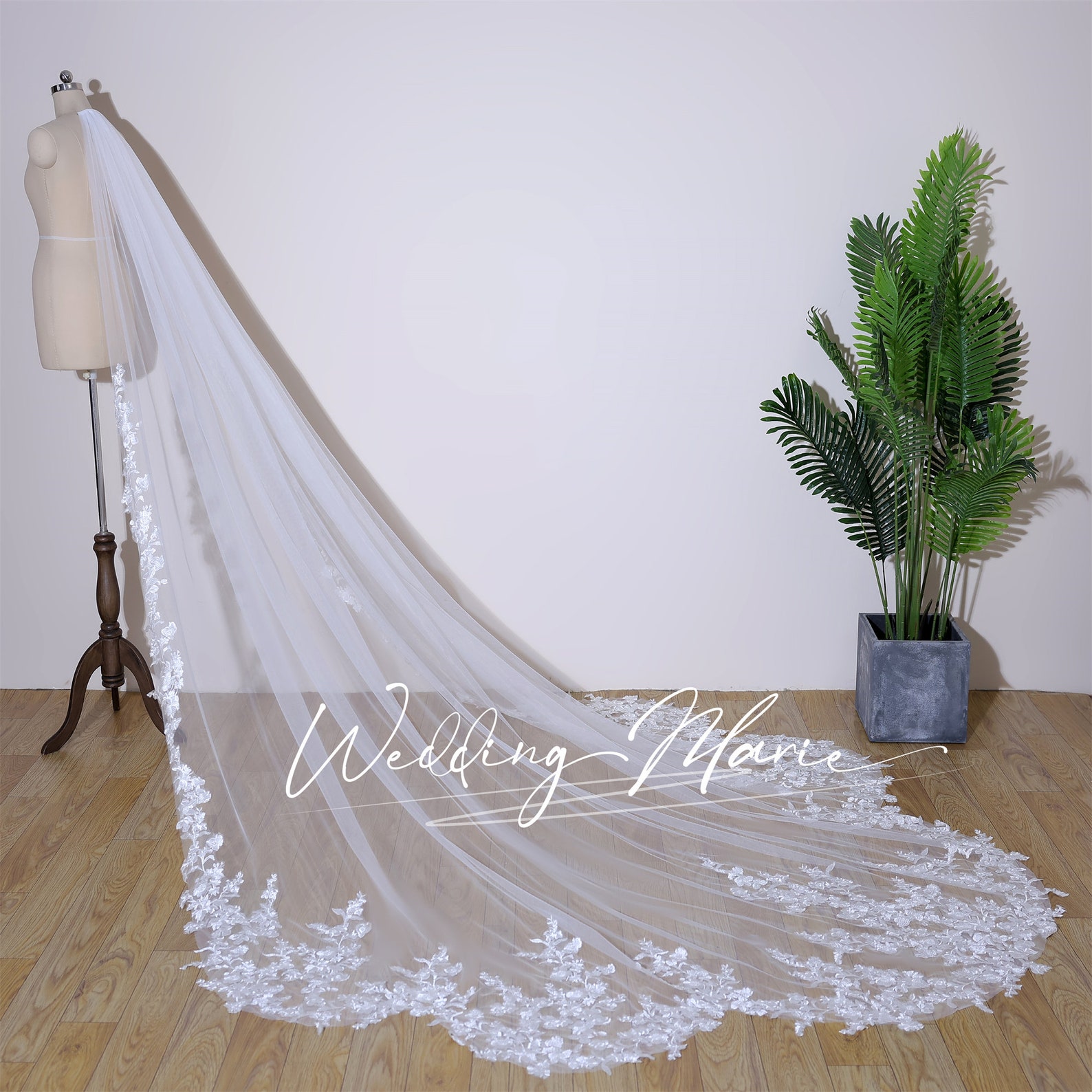 Elegant Lace Wedding Veil, Floral Bridal Veil, Petal Shaped Trailing ...