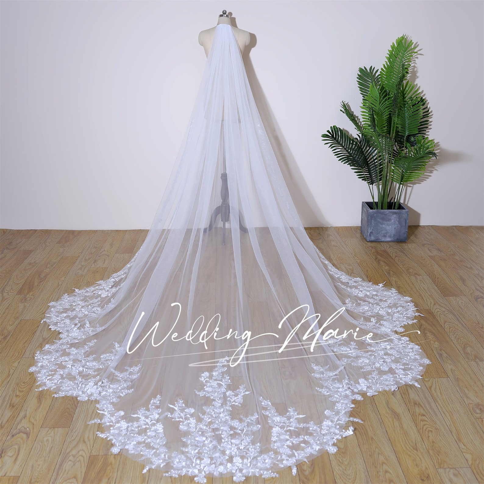 Elegant Lace Wedding Veil, Floral Bridal Veil, Petal Shaped Trailing ...