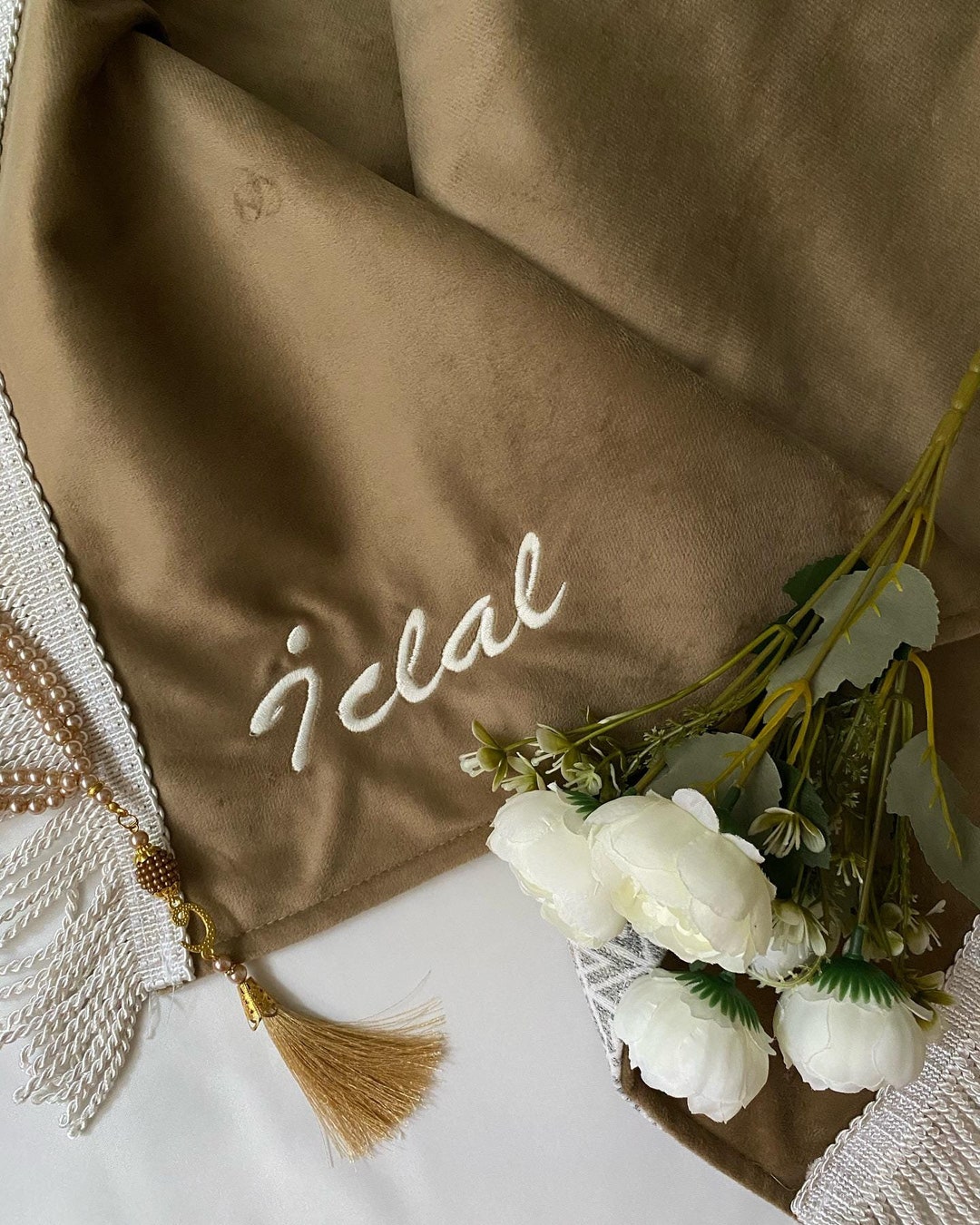 Custom Velvet Prayer Mat | Islamic Sajjadah Gift Set With Tasbeeh - Etsy