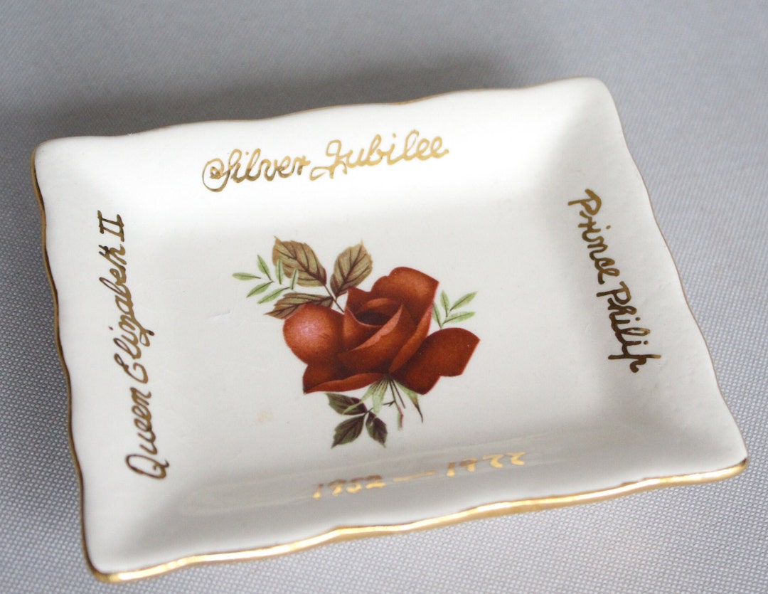 Queen Elizabeth II and Prince Philip Silver Jubilee Souvenir, Vintage ...