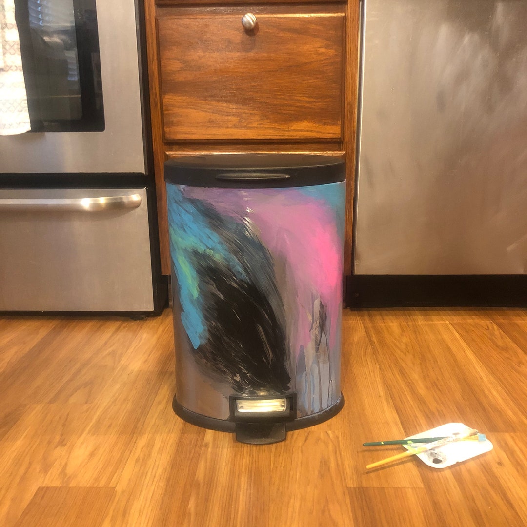 Contenedor personalizado pintado con ondas árdicas abstractas ...