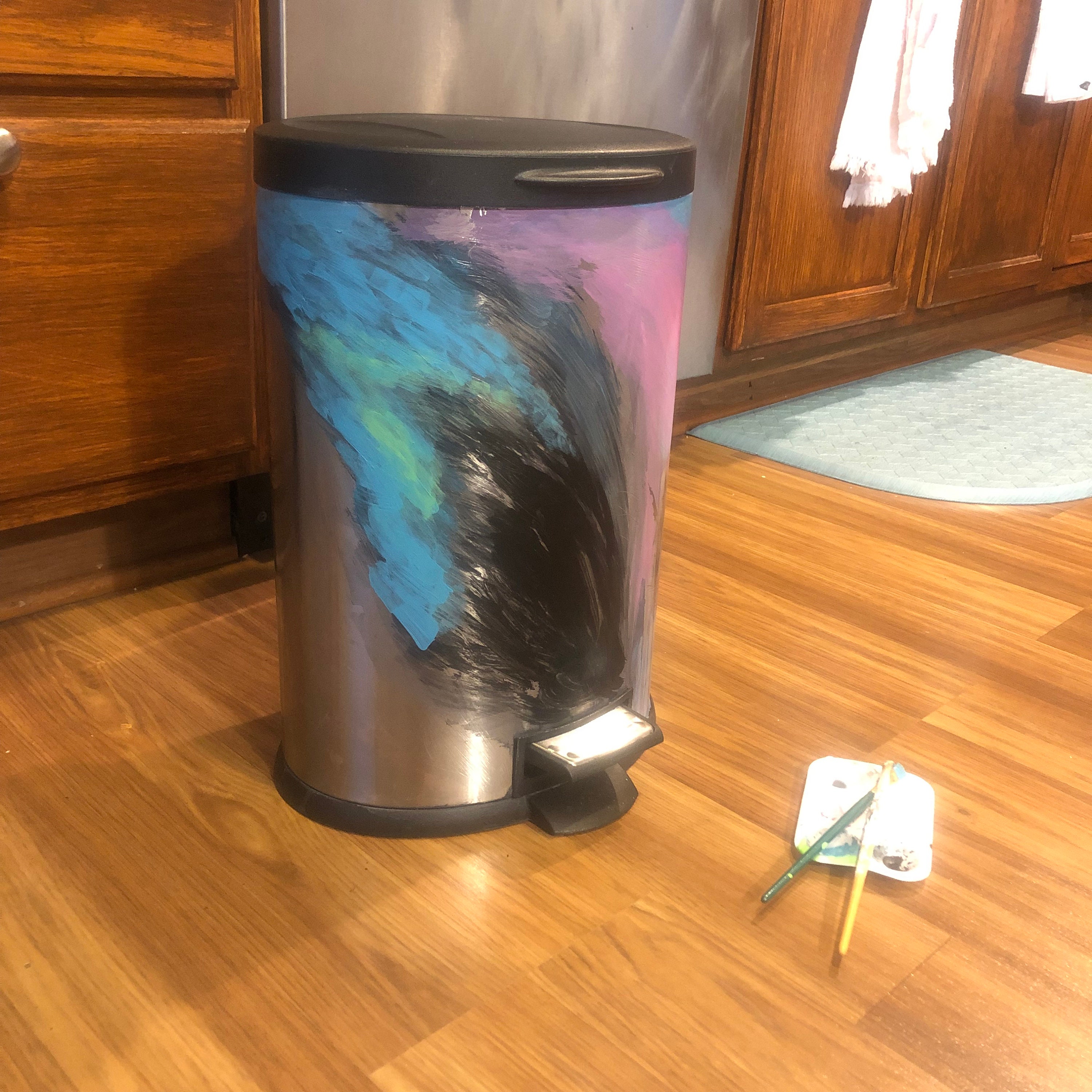 Contenedor personalizado pintado con ondas árdicas abstractas ...