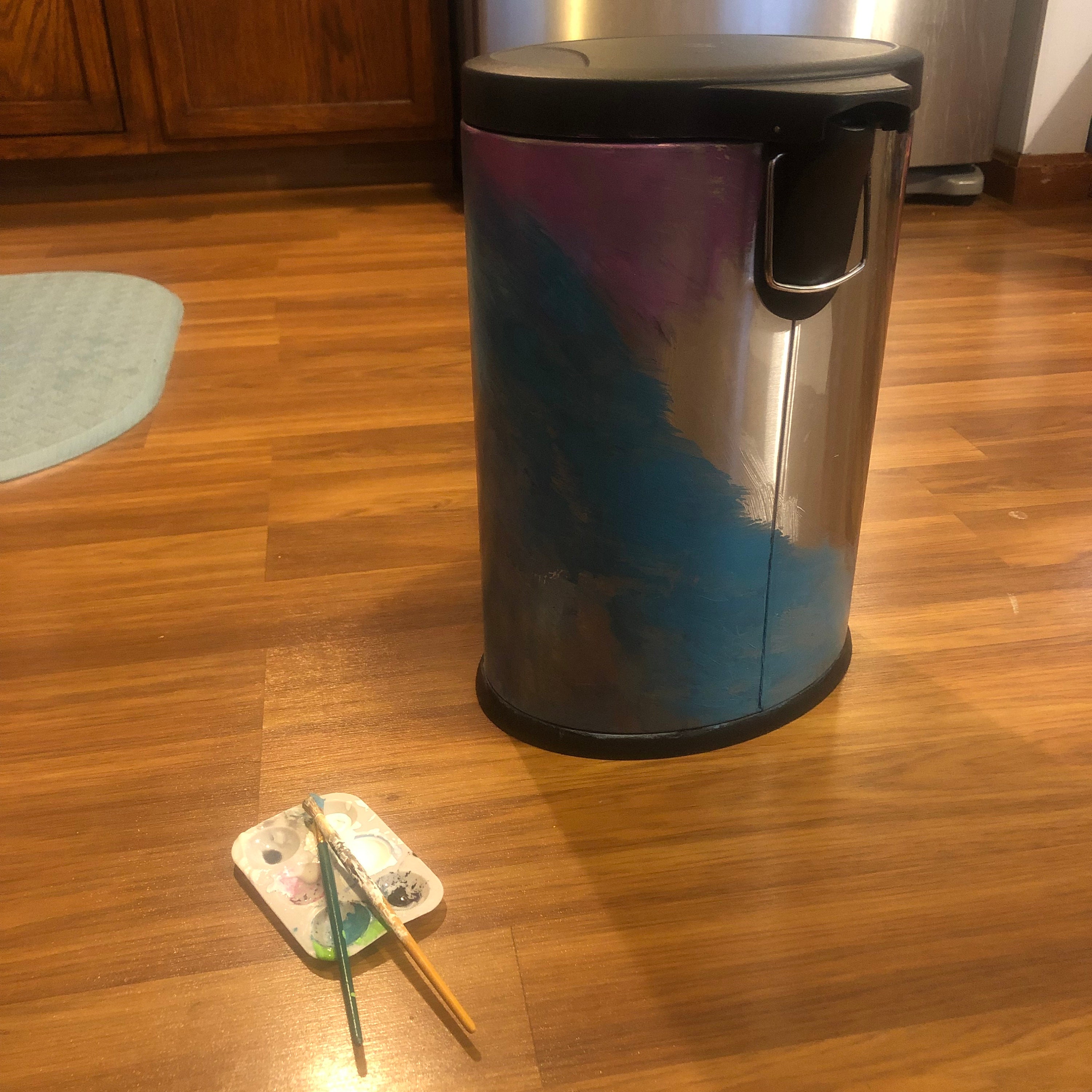 Contenedor personalizado pintado con ondas árdicas abstractas ...