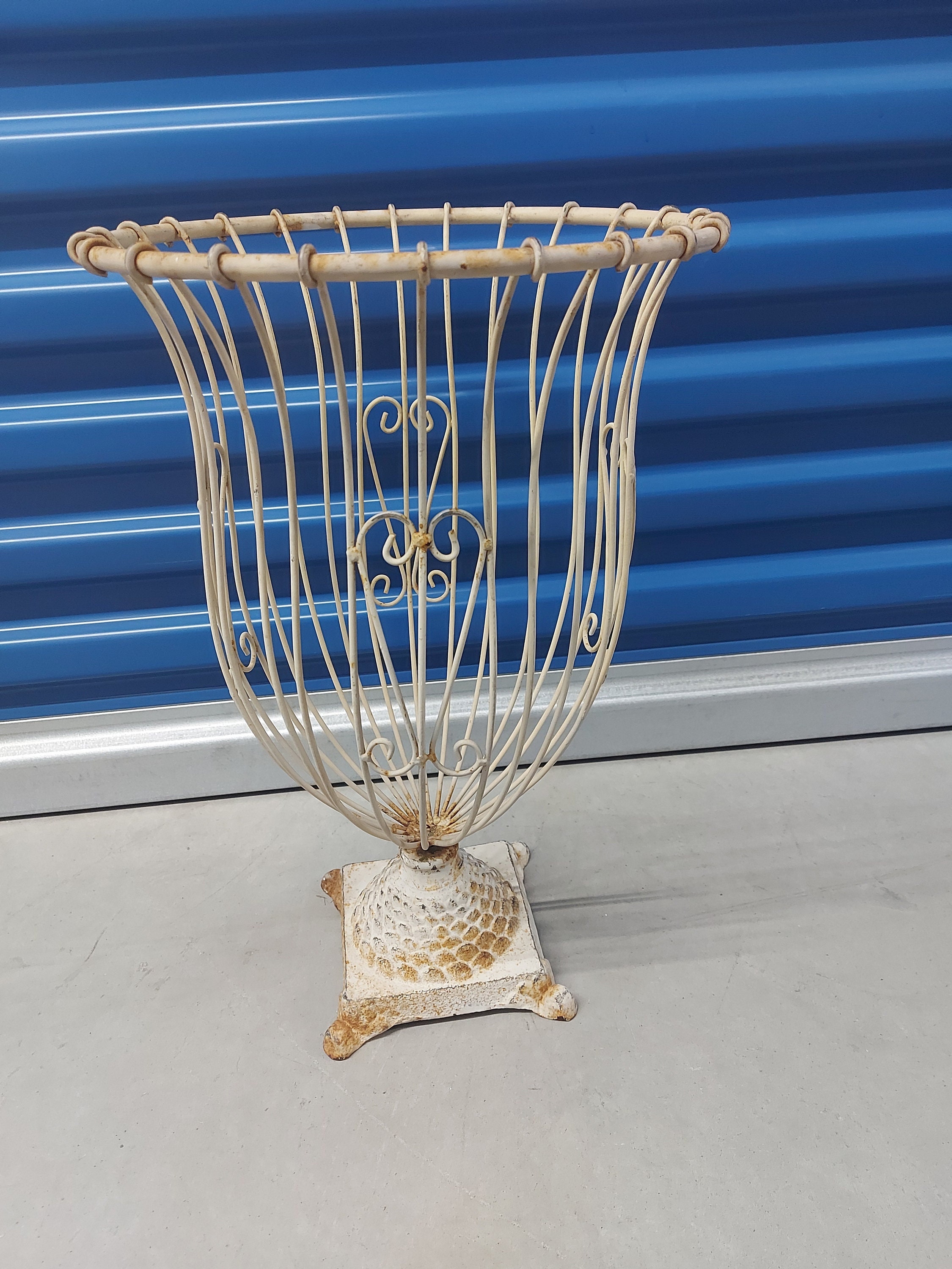 Jardinière Shabby Chic Iron Plant Holder Rust Metal Urn Basket Cream ...