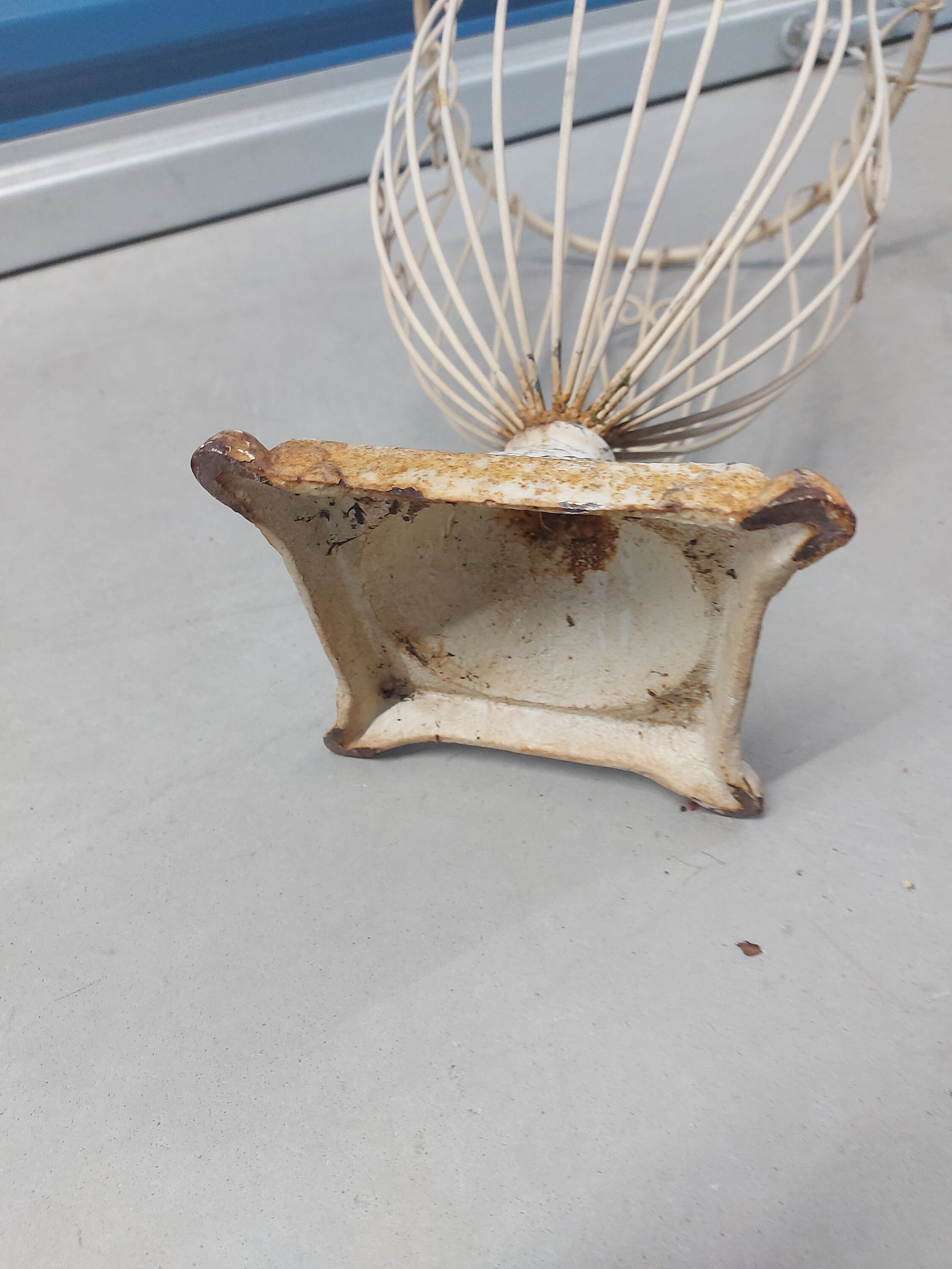 Jardinière Shabby Chic Iron Plant Holder Rust Metal Urn Basket Cream ...