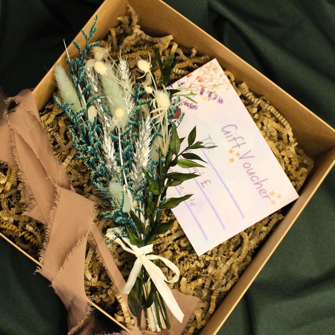 Dried Flower Gift Box With Bouquet & Customizable Gift Voucher ...