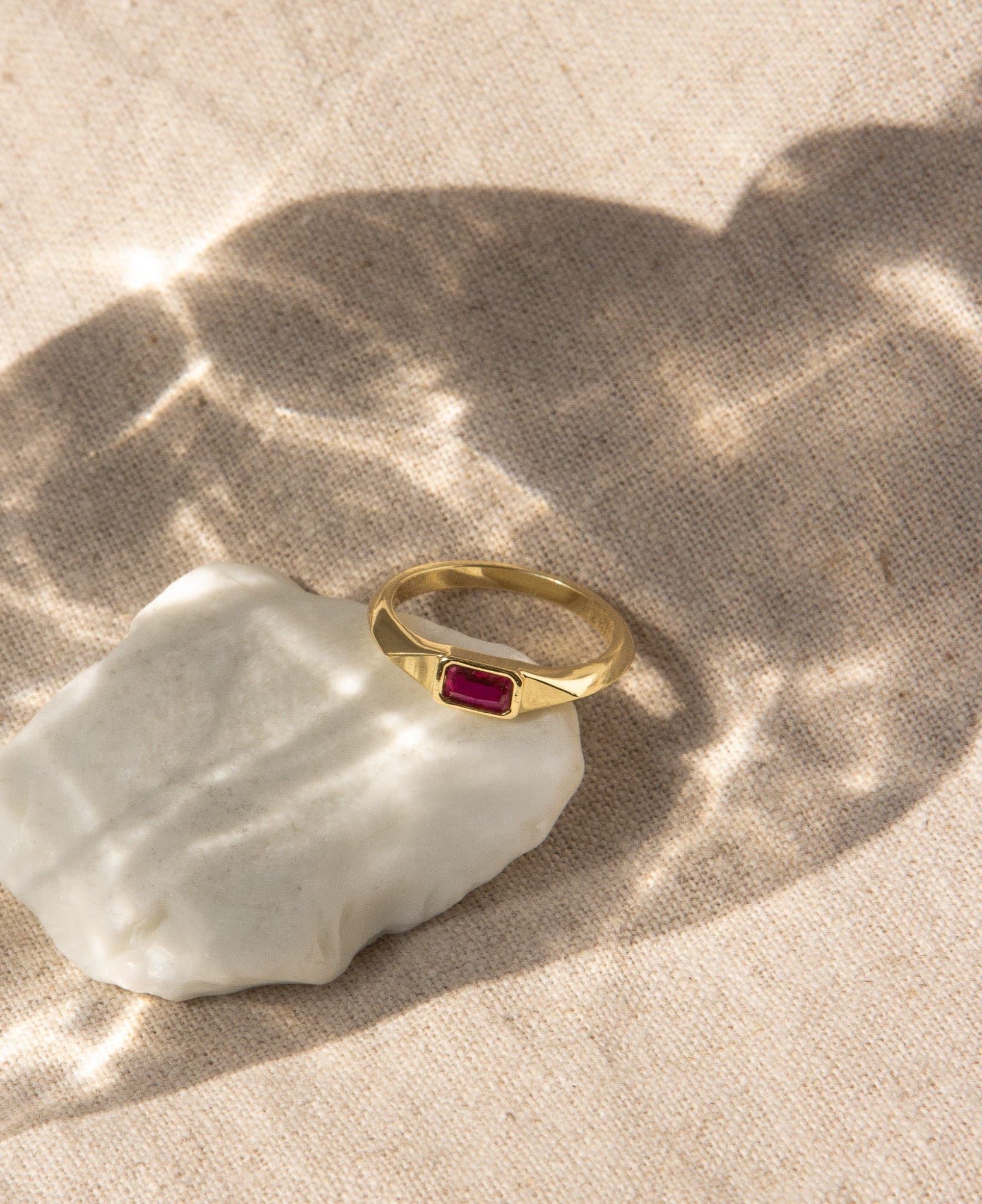 Winnie Ruby Signet Ring / Vintage 14K Gold Filled Ring / - Etsy
