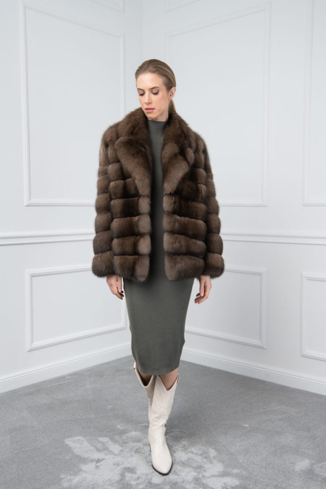 Platin Zobel Pelz Jacke im Chevron Schnitt mit Rever Kragen. 100% ...