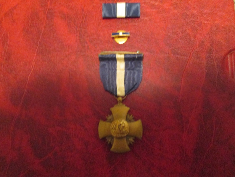 WWII Vintage Navy and Marine Corps USMC Navy Cross Medal in Short Case ...