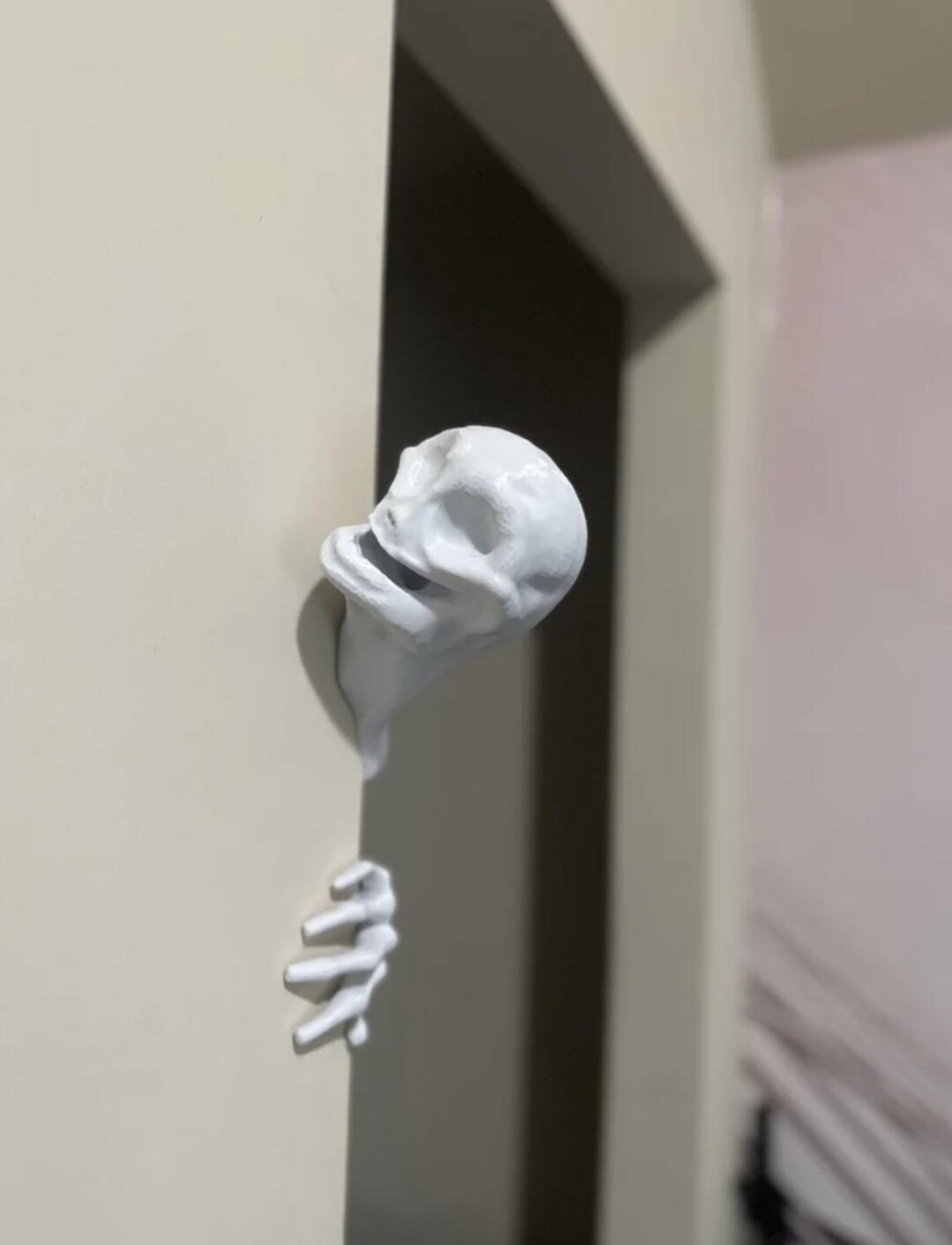 Peeking Creature Wall Mount for Spooky Home Decor, Halloween Decoration ...