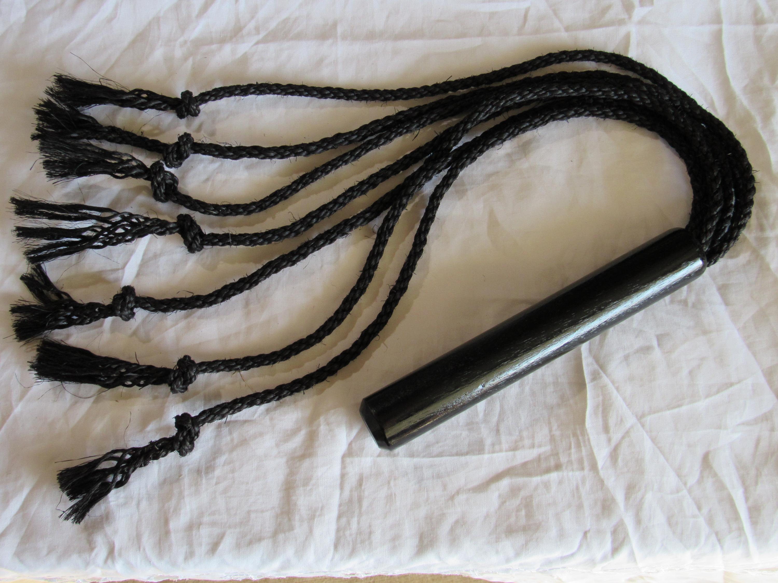 Task Master Glossy Black Stinging Whip + Natural Materials + 7 Tail ...