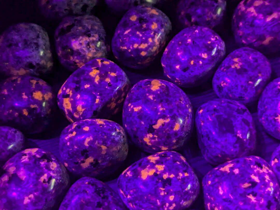 Genuine Yooperlite Tumbled Stones - UV Reactive Emberlite - Etsy UK
