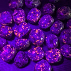 Genuine Yooperlite Tumbled Stones - UV Reactive Emberlite - Etsy