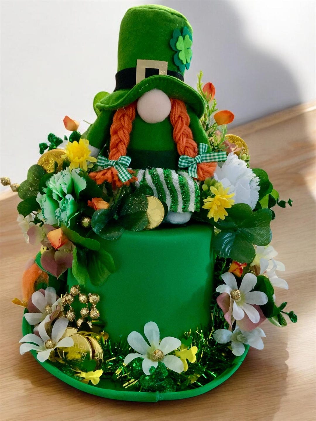St Patricks Day Floral Green Top Hat, Irish Gnome Table Top Arrangement ...