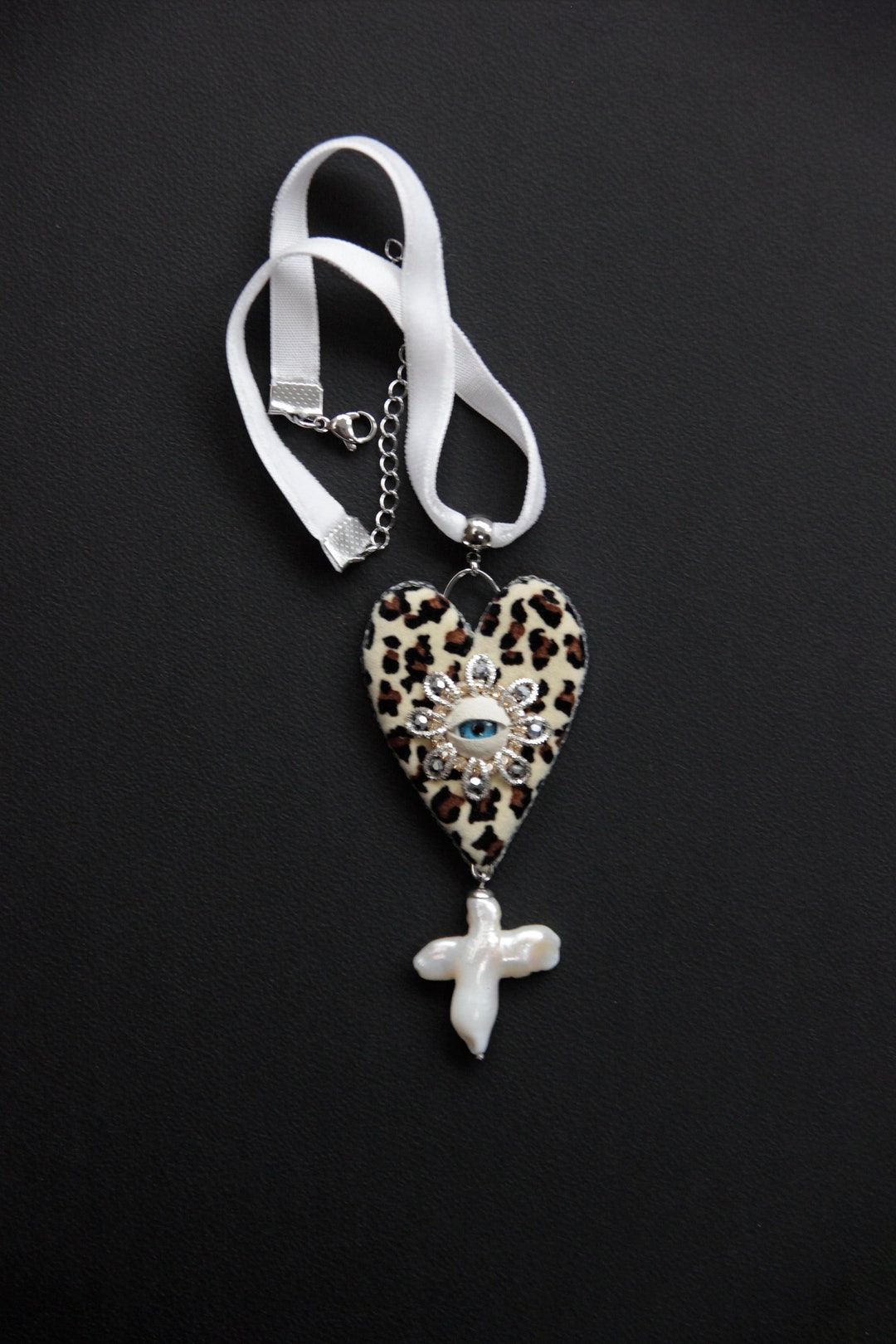 Statement Eyeball Heart-shaped Pendant White Velvet Ribbon Choker Fine ...