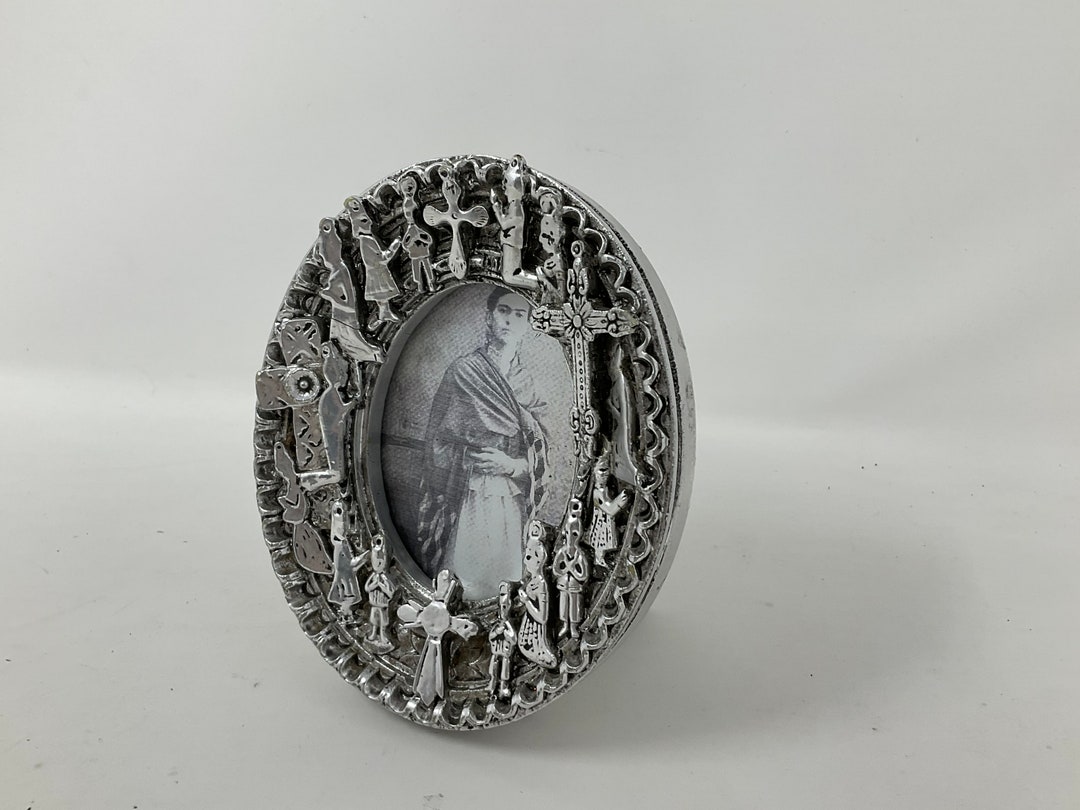 Vintage Oval Milagros Frame With Image of Frida Kahlo Inside. Silver ...