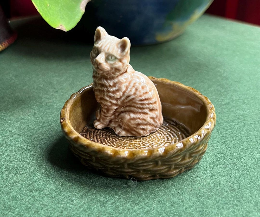 Wade Tabby Cat Sitting in a Green Basket. Classic Vintage Wade Ceramic ...