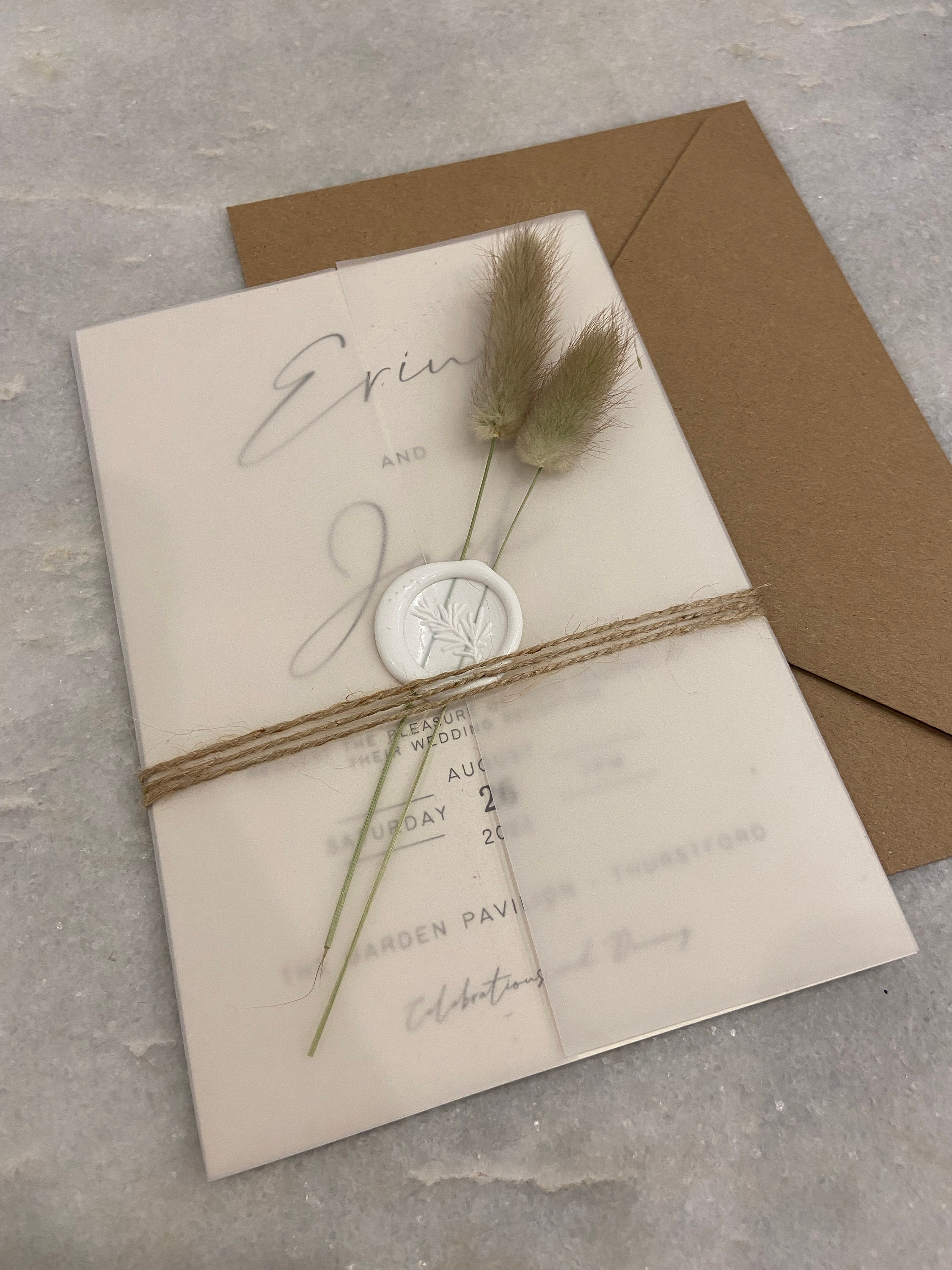 How to tie twine around wedding invitations | Beachweddingtips.com
