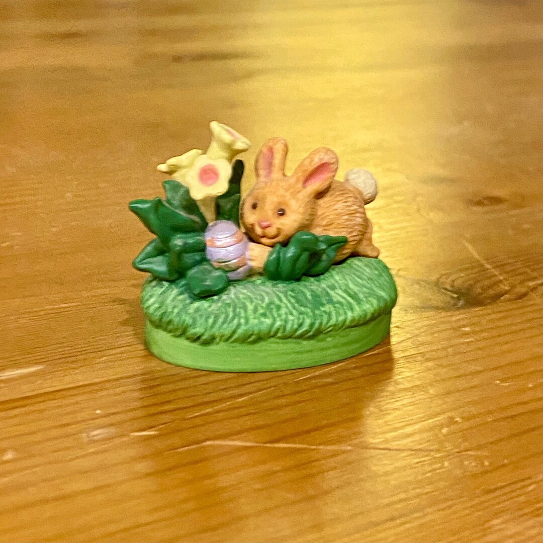 Vintage 1995 Hallmark Merry Miniatures Figurine : Easter Bunny Rabbit ...