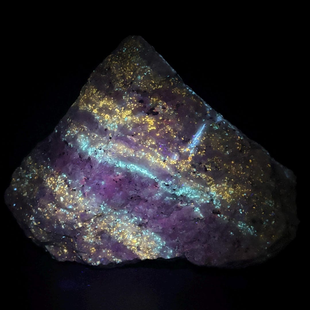 Long Lake Zinc Mine - Fluorescent Minerals | Hydrozincite X Chondrodite ...