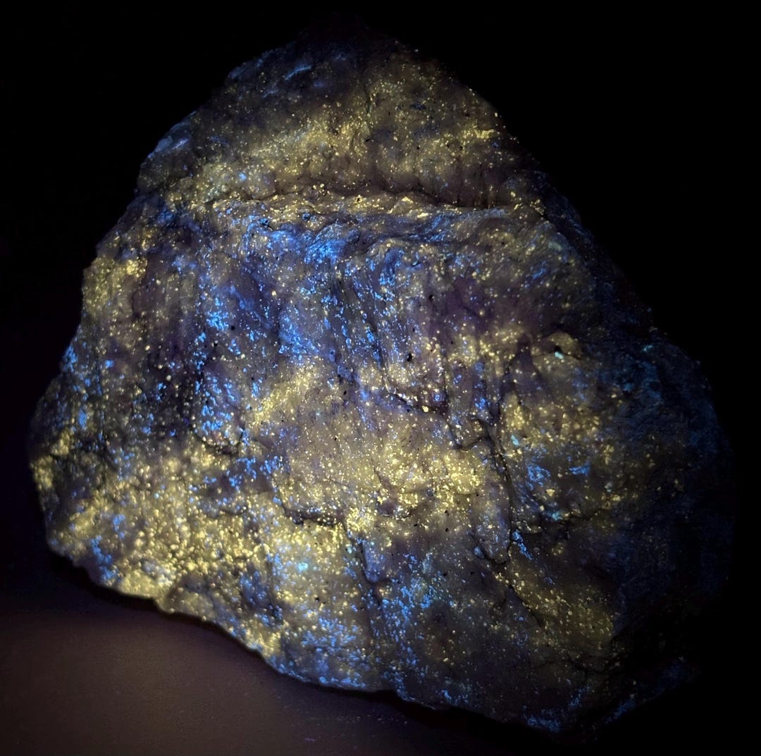 Long Lake Zinc Mine - Fluorescent Minerals | Hydrozincite X Chondrodite ...