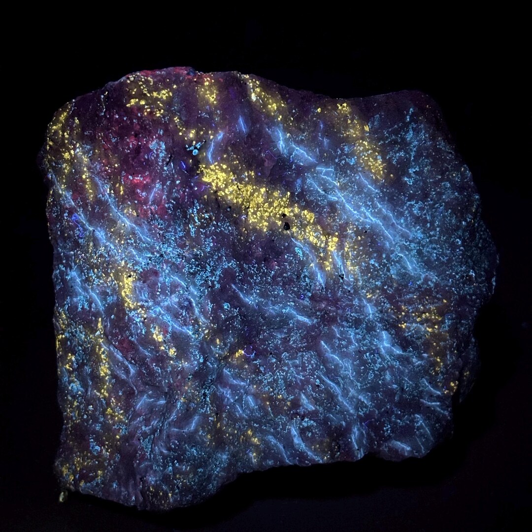 Long Lake Zinc Mine - Fluorescent Minerals | Hydrozincite X Chondrodite ...