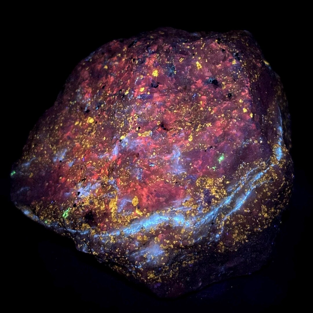 Long Lake Zinc Mine - Fluorescent Minerals | Hydrozincite X Chondrodite ...