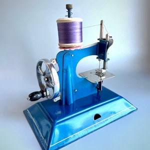 Little Betty Toy Sewing Machine, Vintage Small Sewing Machine in Box ...