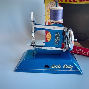 Little Betty Toy Sewing Machine, Vintage Small Sewing Machine in Box ...