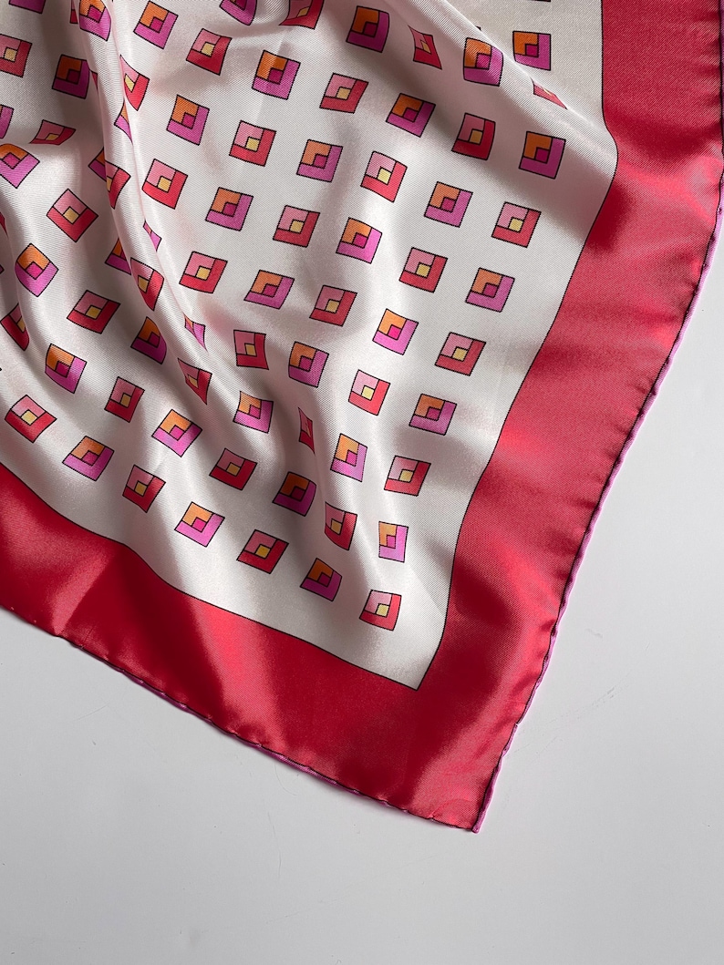 Foulard vintage in pura seta nei colori rosso corallo, rosa, bianco ...