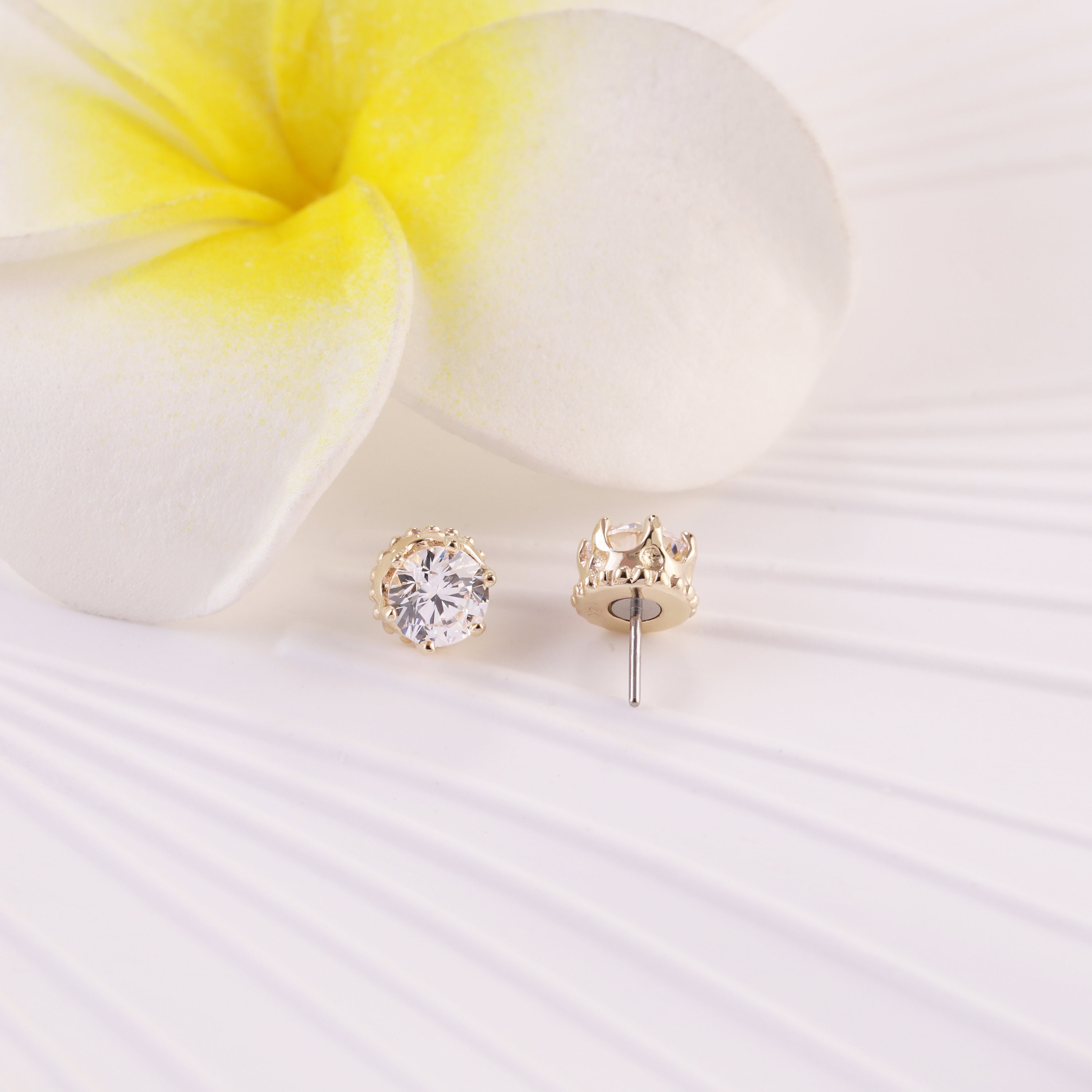 14K Solid Gold Crown Threadless Ends, Solitaire Conch Piercing ...