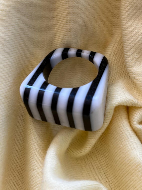 Retro 1950s white lucite - Gem