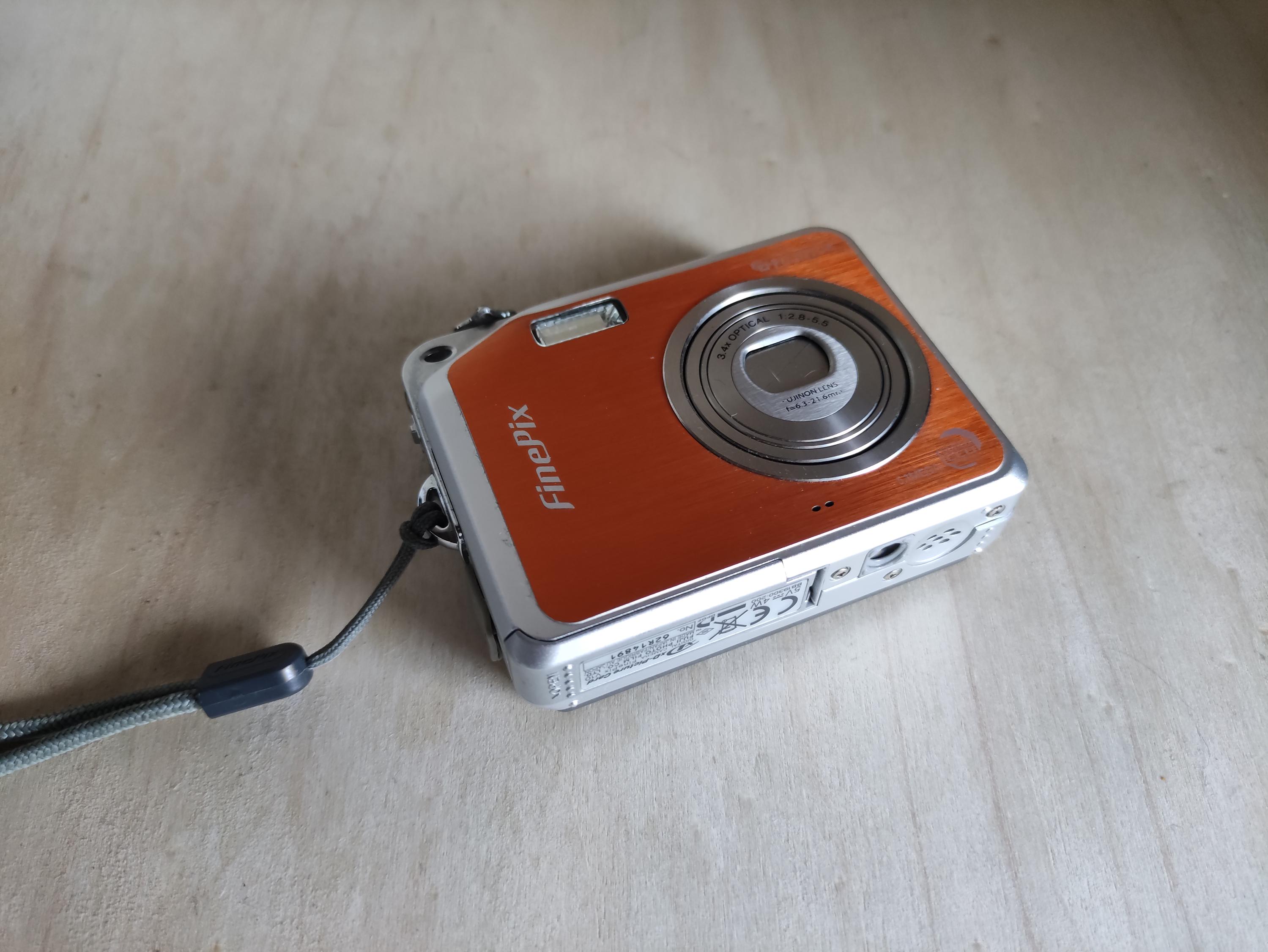 RARE Orange Fujifilm Finepix V10 -- 5.1MP -- Y2K Digicam RARE Orange Fujifilm Finepix V10 -- 5.1MP -- Y2K Digicam