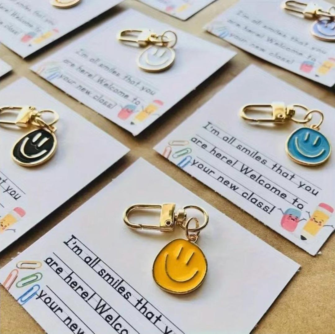Pack of 25 Smiley Face Pocket Backpack Keychain Charm: Back-to-school ...