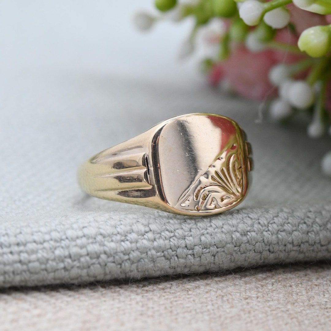Vintage 9ct Gold Signet Ring With Engraved Scrolling Corner - Chunky ...
