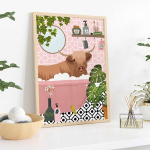 Highland Kuh im Bad Badezimmer Druck, Maximalistisches Tier in der Badewanne Wandkunst ...