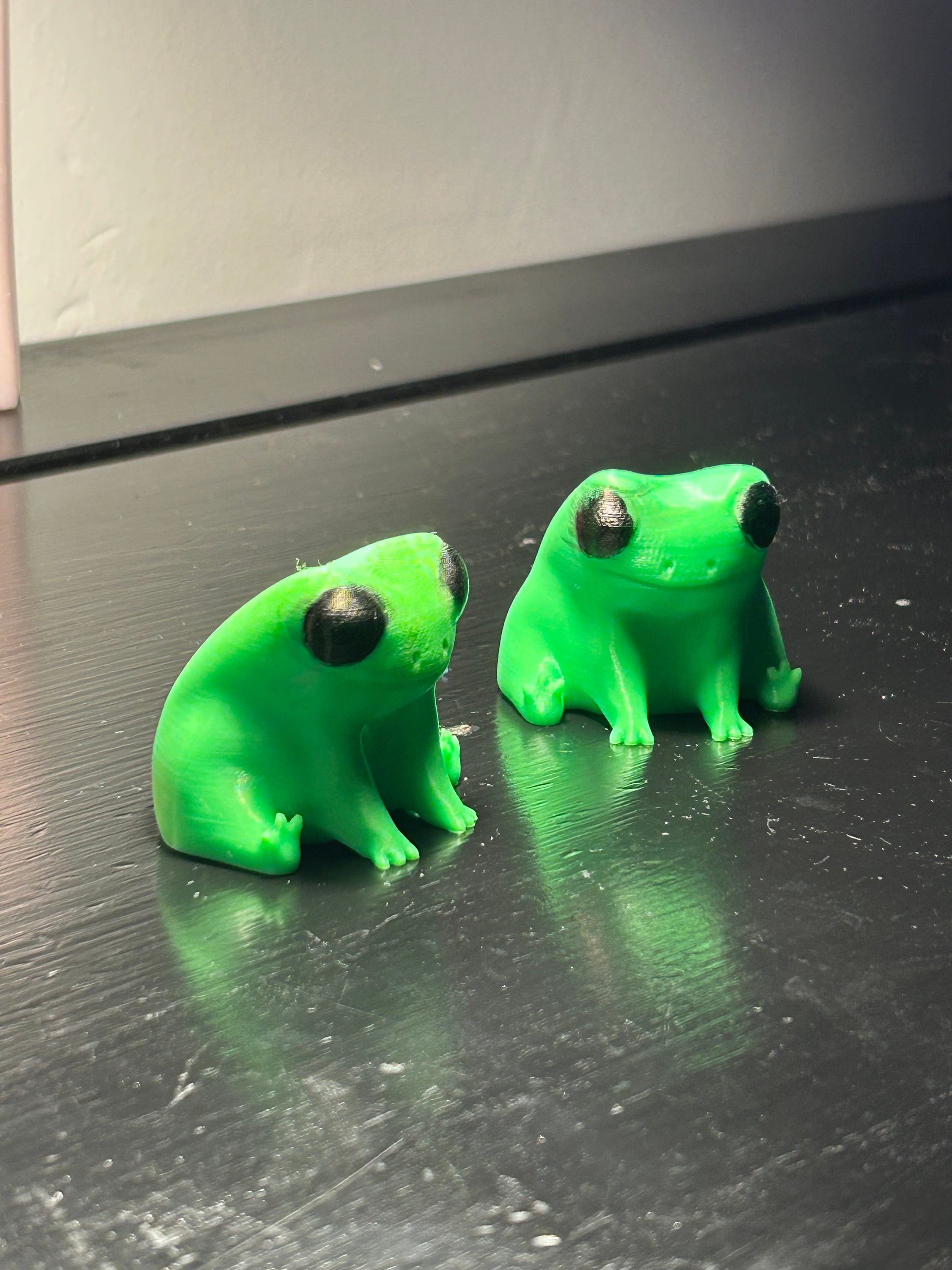 3D Printed Fred the Green Frog Cute Table Desk Top Frog Decoration ...