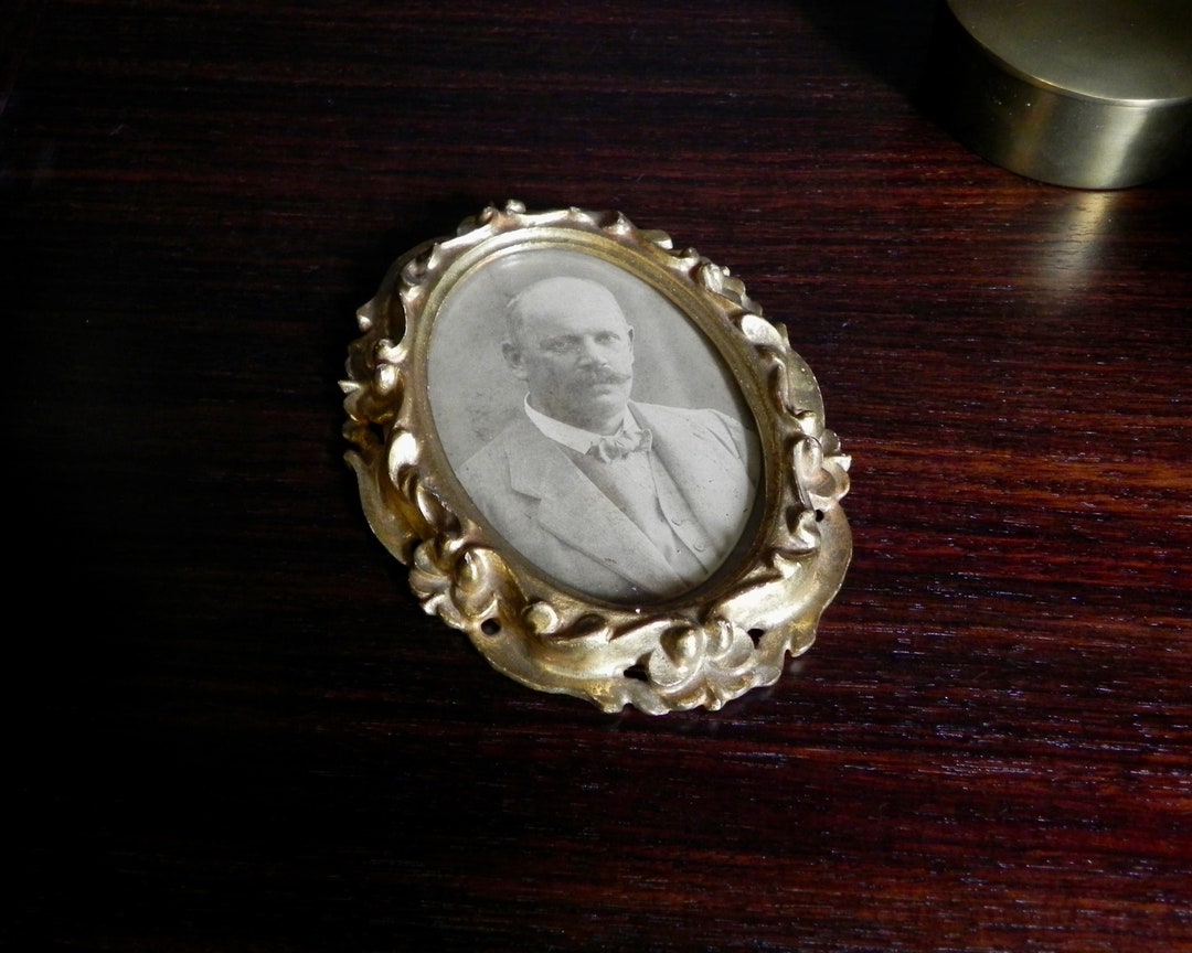 ANTIQUE PHOTO FRAME - Photo Portrait in a Carved and Gilded Wooden ...