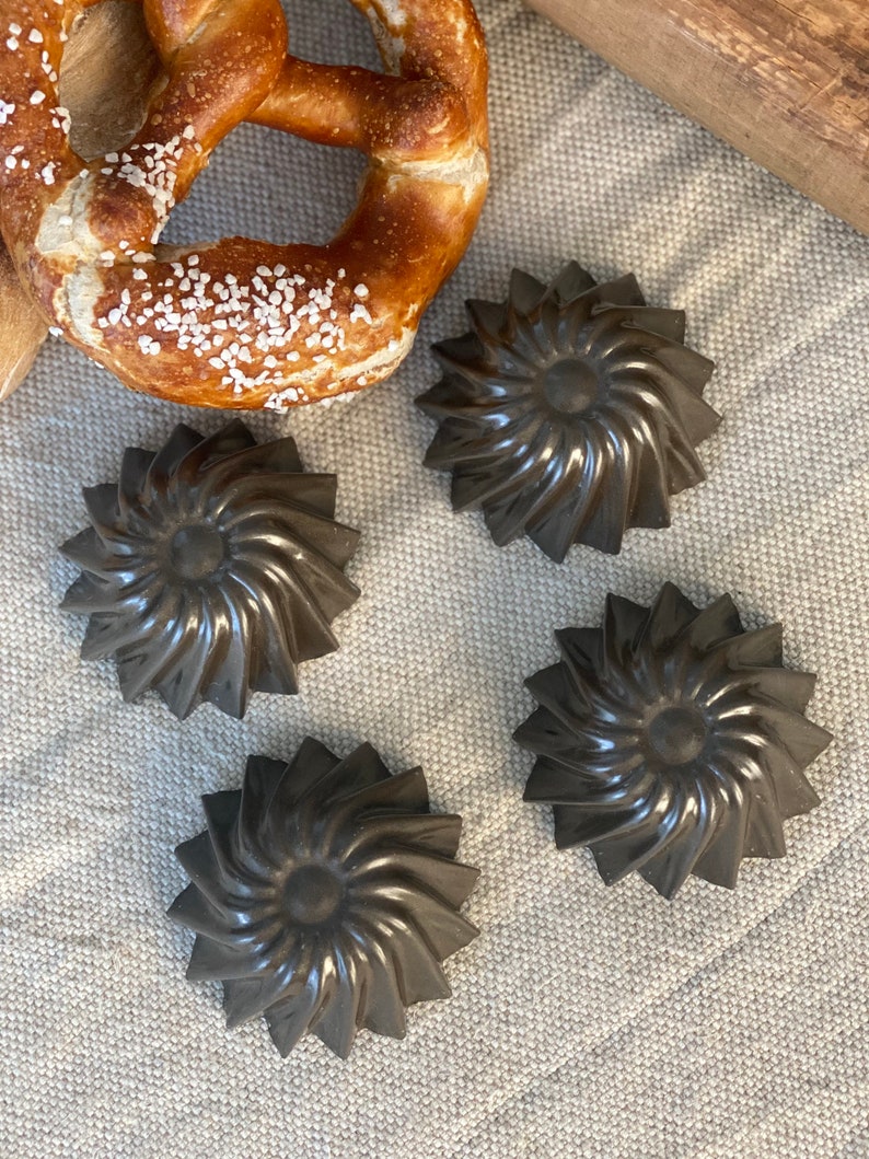Set 4 Pieces / Vintage Metal Moulds / Baking Cups / Food Photography ...