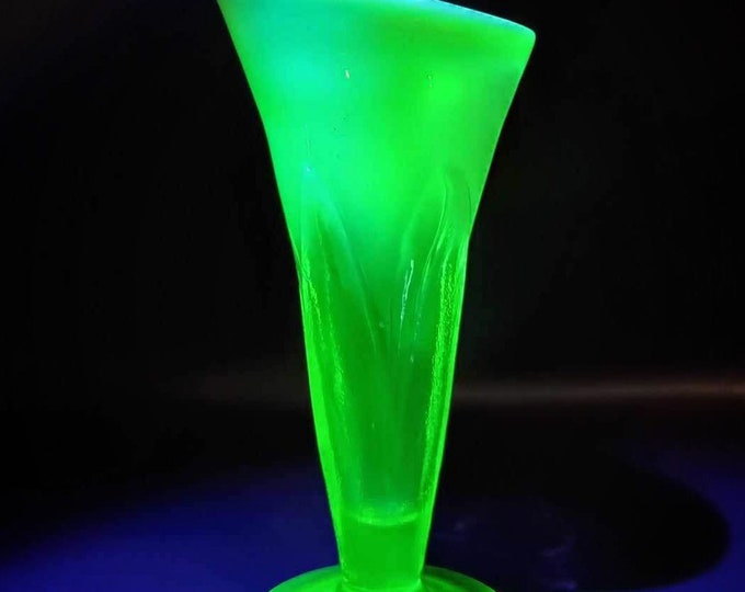 1899 Calyx Uranium Vase by Model Flint Glass Company - Etsy