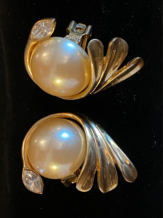 1956 Sarah Coventry (SAC) Pearl Flight Brooch and Ear… - Gem