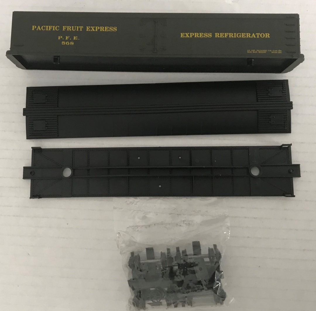 Roundhouse, HO Scale, Pacific Fruit Express, Express Reefer, PFE #568 ...