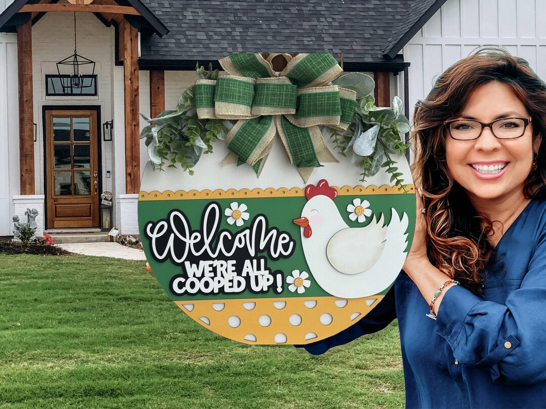 Welcome We're All Cooped Up Door Sign, Door Wreath - Etsy Portugal