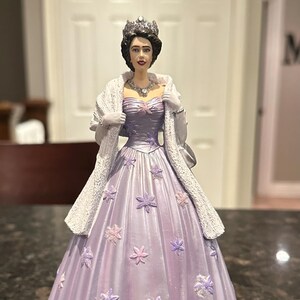Royal Family Queen Elizabeth II in New Zealand Figurine - Etsy Canada