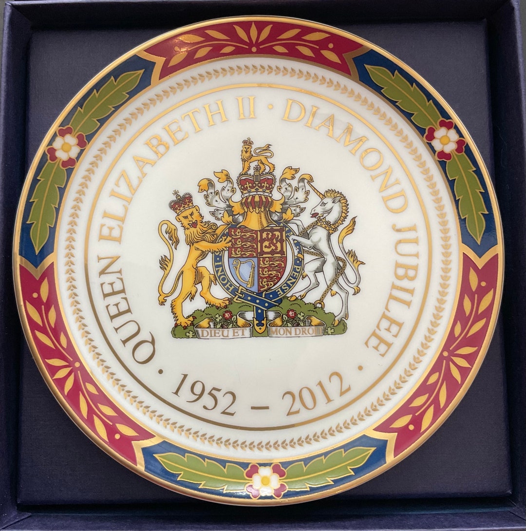 Royal Worcester Queen Elizabeth II Royal Family Plate - Etsy