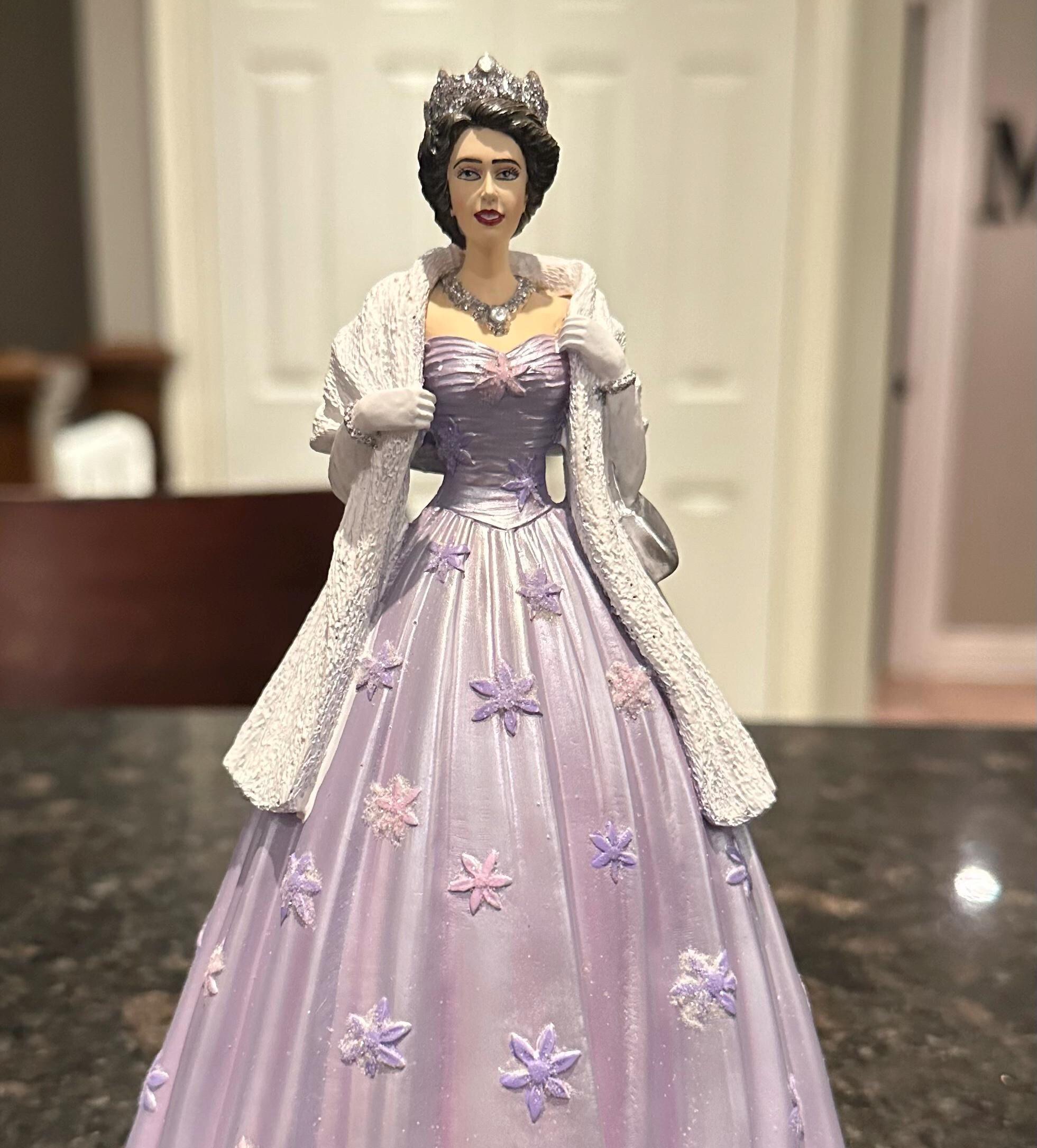 Royal Family Queen Elizabeth II in New Zealand Figurine - Etsy Canada