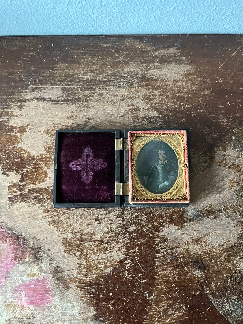 Antique Late 1800s Union Case Tin Type Lady Rouge Cheeks Gutta Percha ...